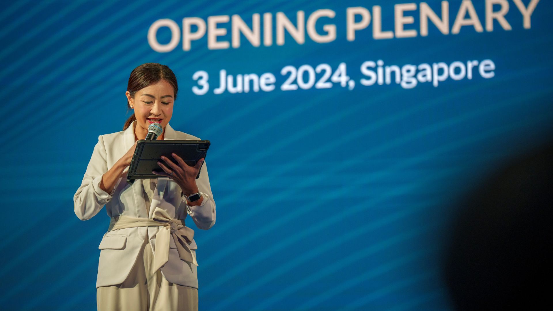 How to choose the ideal emcee for your event: 5 tips